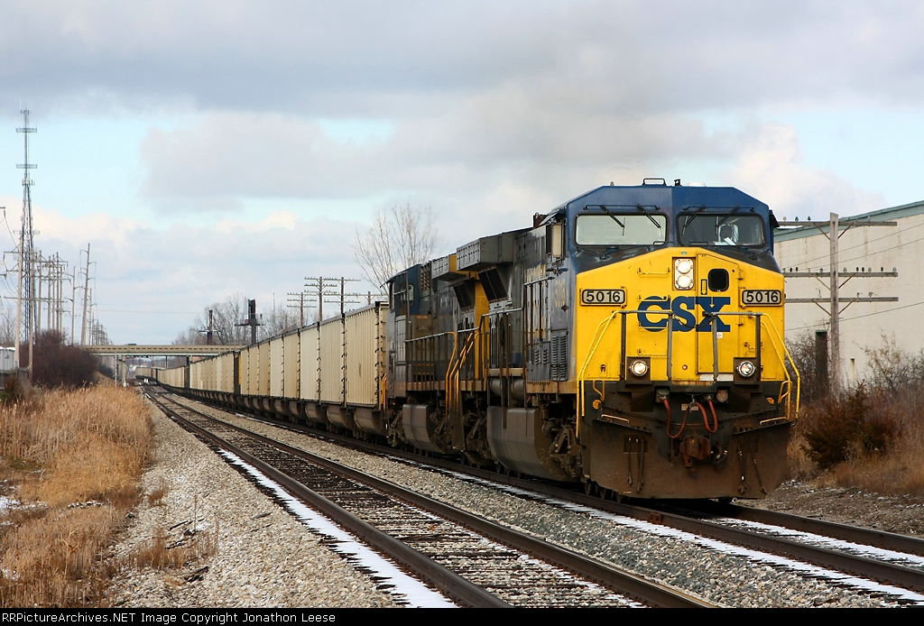 After crossing the CN diamonds, E927 continues south